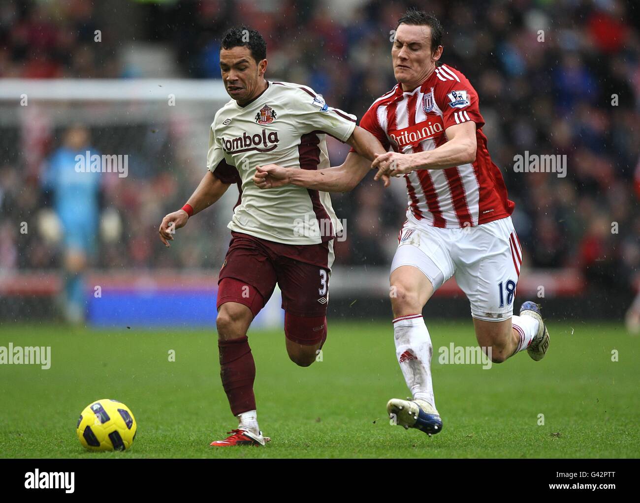 Sunderland's Kieran Richardson (left) and Sunderland's Dean Whitehead ...