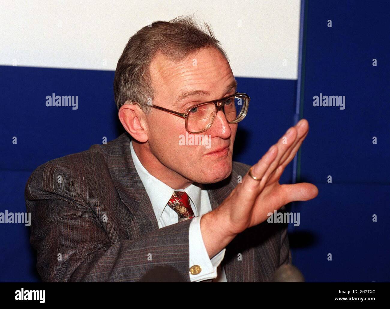 Douglas hogg speaks about bse hi-res stock photography and images - Alamy