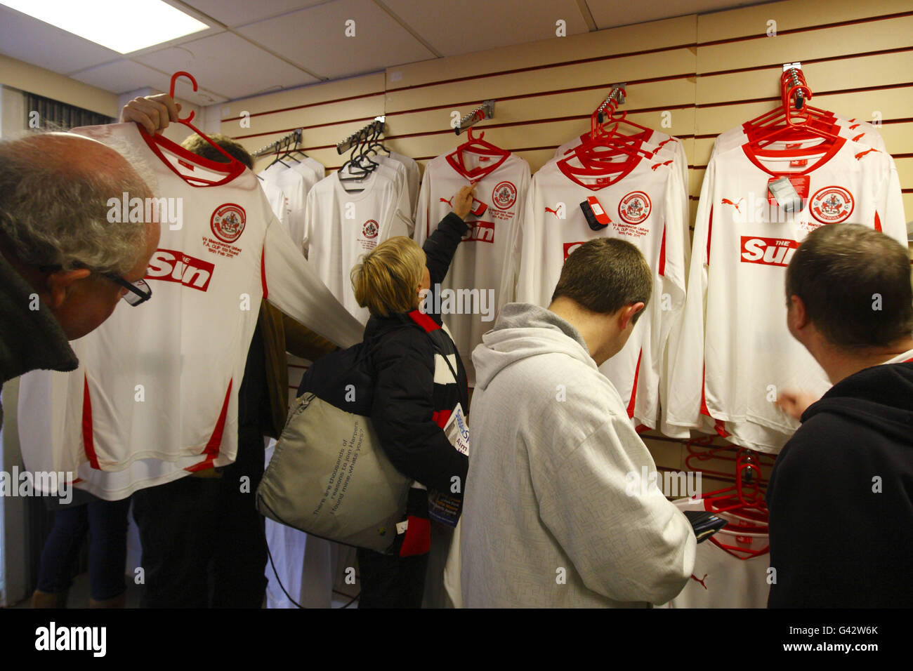 Soccer blue square premier league crawley town wrexham broadfield ...