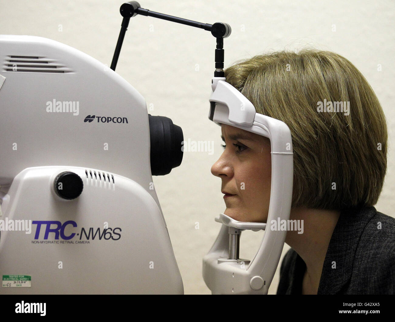 Health secretary nicola sturgeon with a diabetic eye screening machine ...