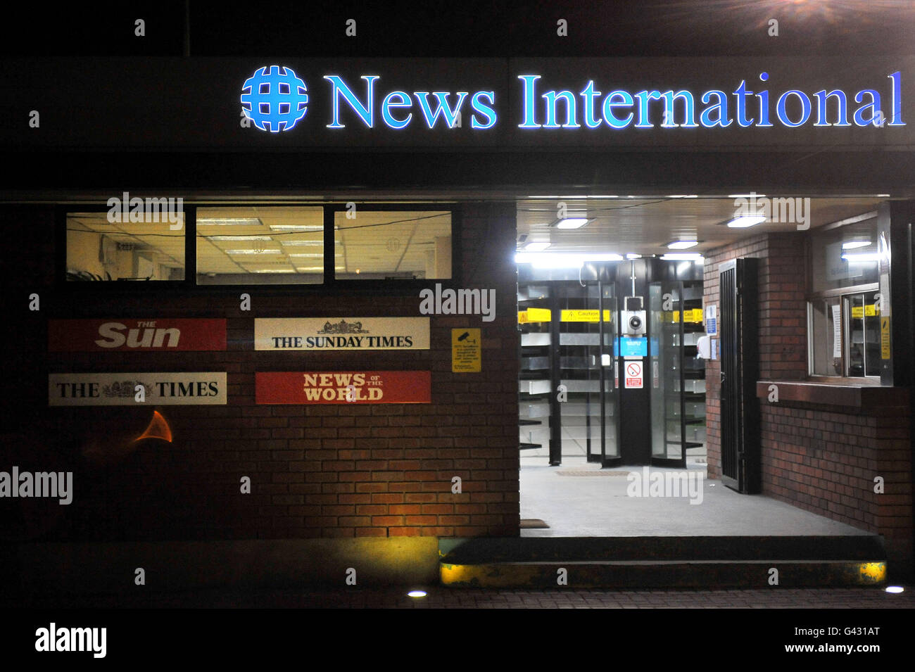News international wapping entrance hi-res stock photography and images ...