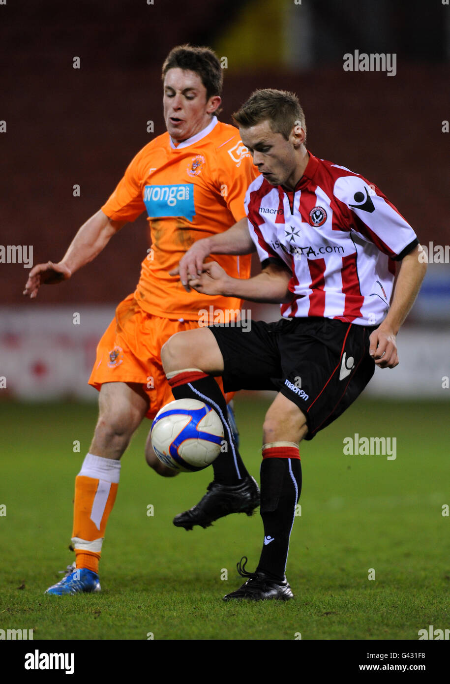 Sheffield uniteds corey gregory right and blackpools adam dodd hi-res ...