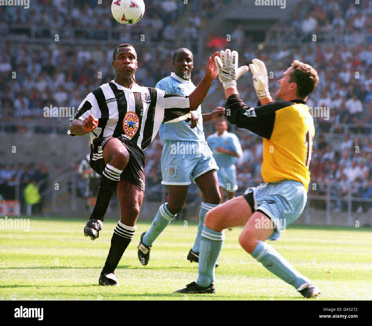 Newcastle United's Les Ferdinand (l) puts Coventry goalkeeper John ...