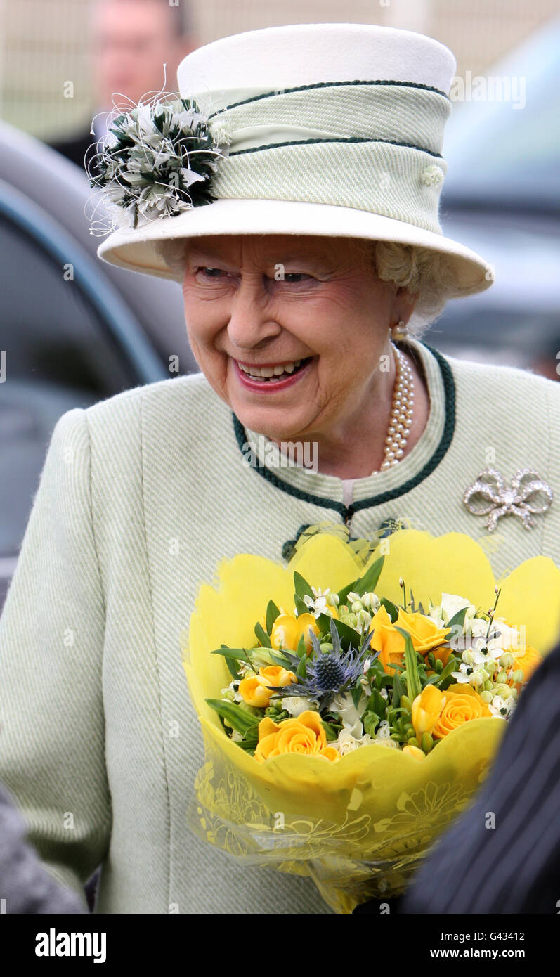 Queen elizabeth ii leaves palm paper in kings lynn hi-res stock ...