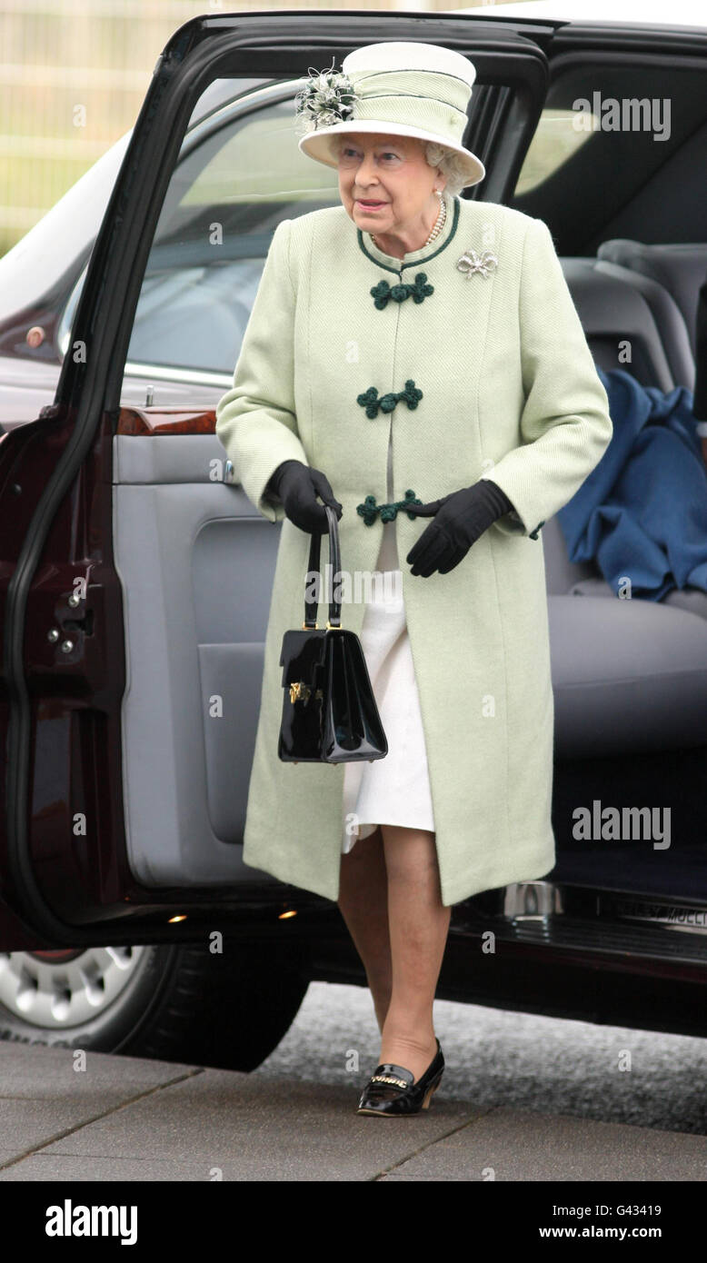 Queen elizabeth ii arrives at palm paper in kings lynn hi-res stock ...