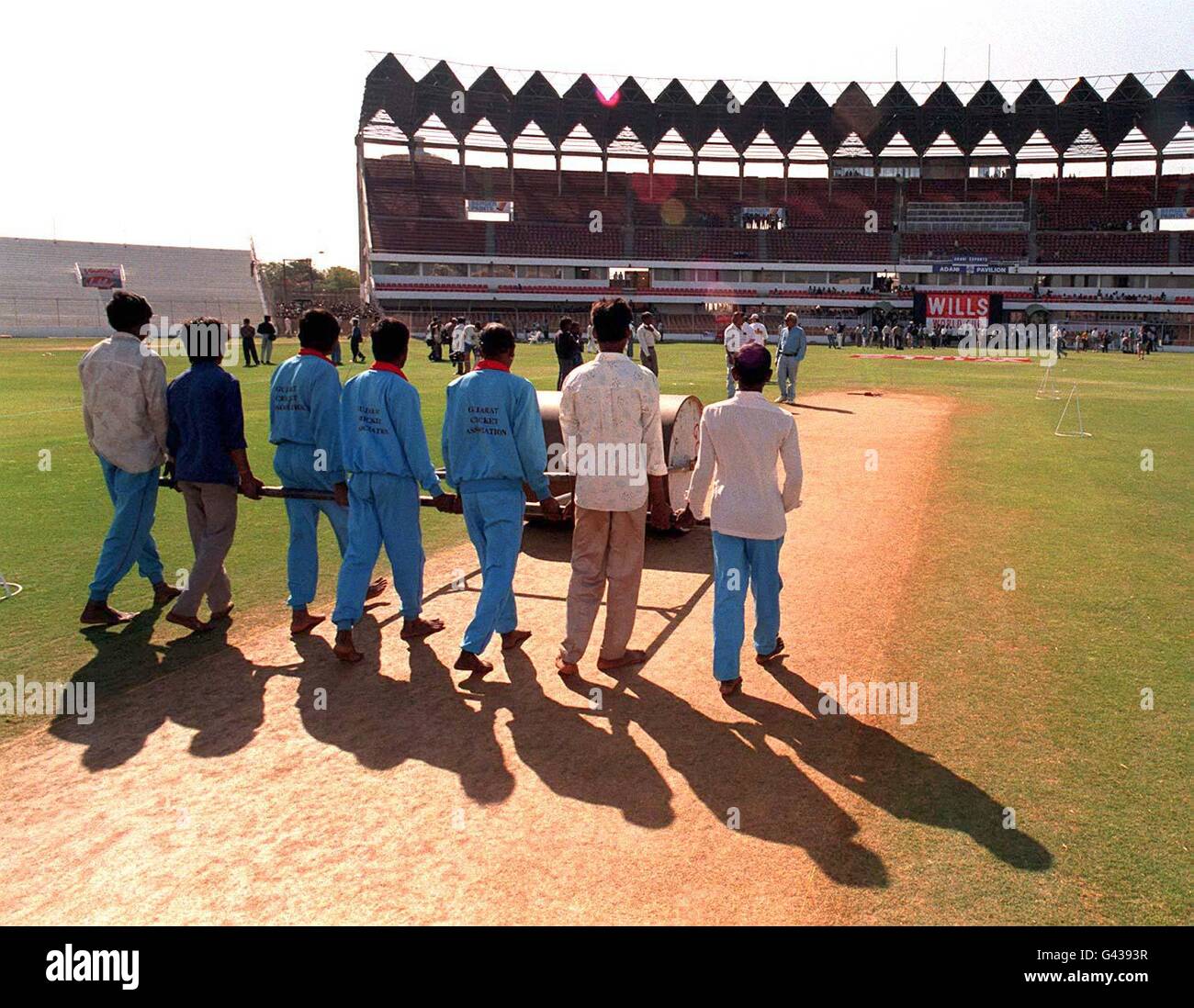 Cricket rolling pitch hi-res stock photography and images - Alamy