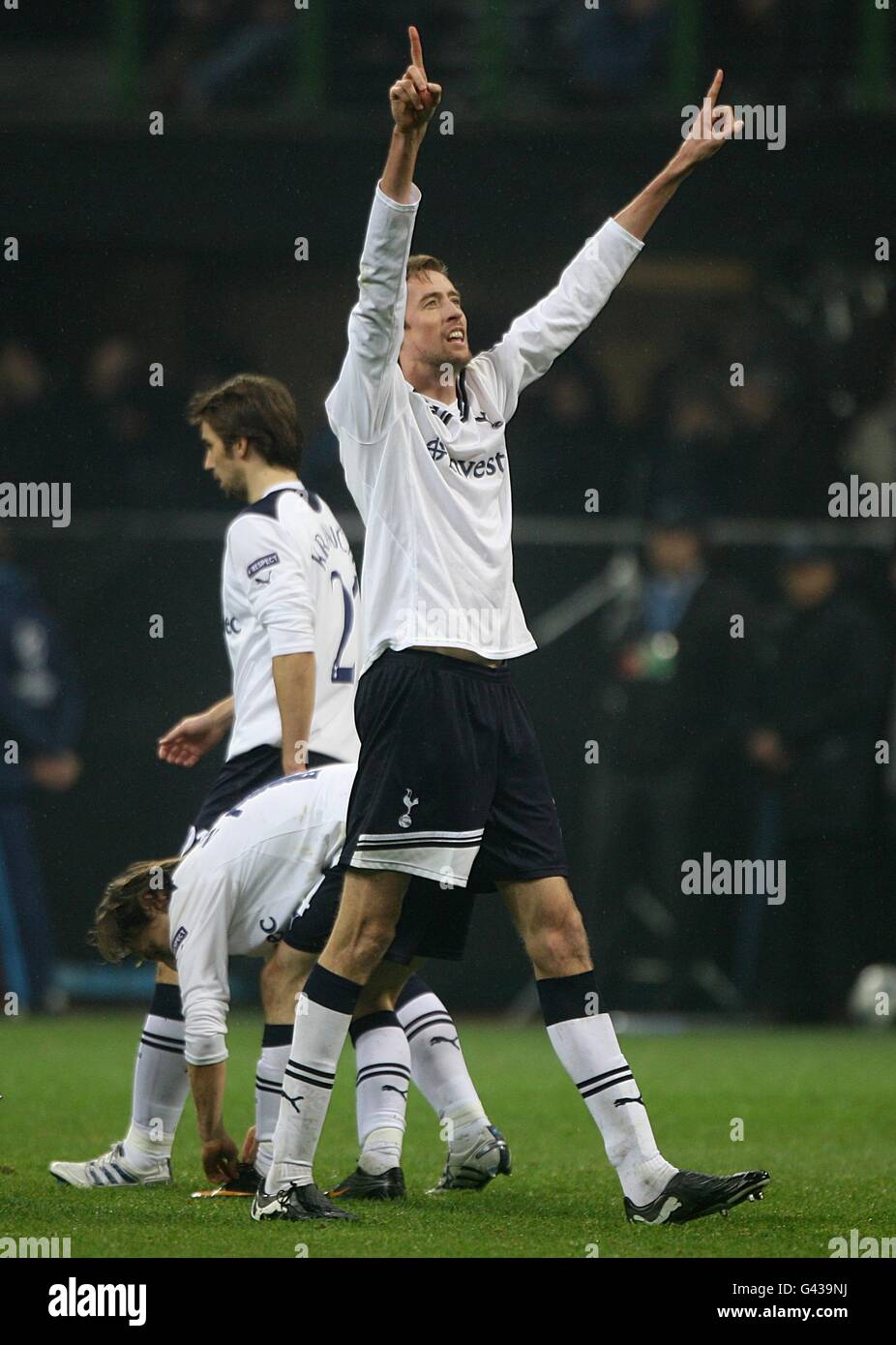Tottenham Hotspur's Peter Crouch celebrates scoring the winning goal ...