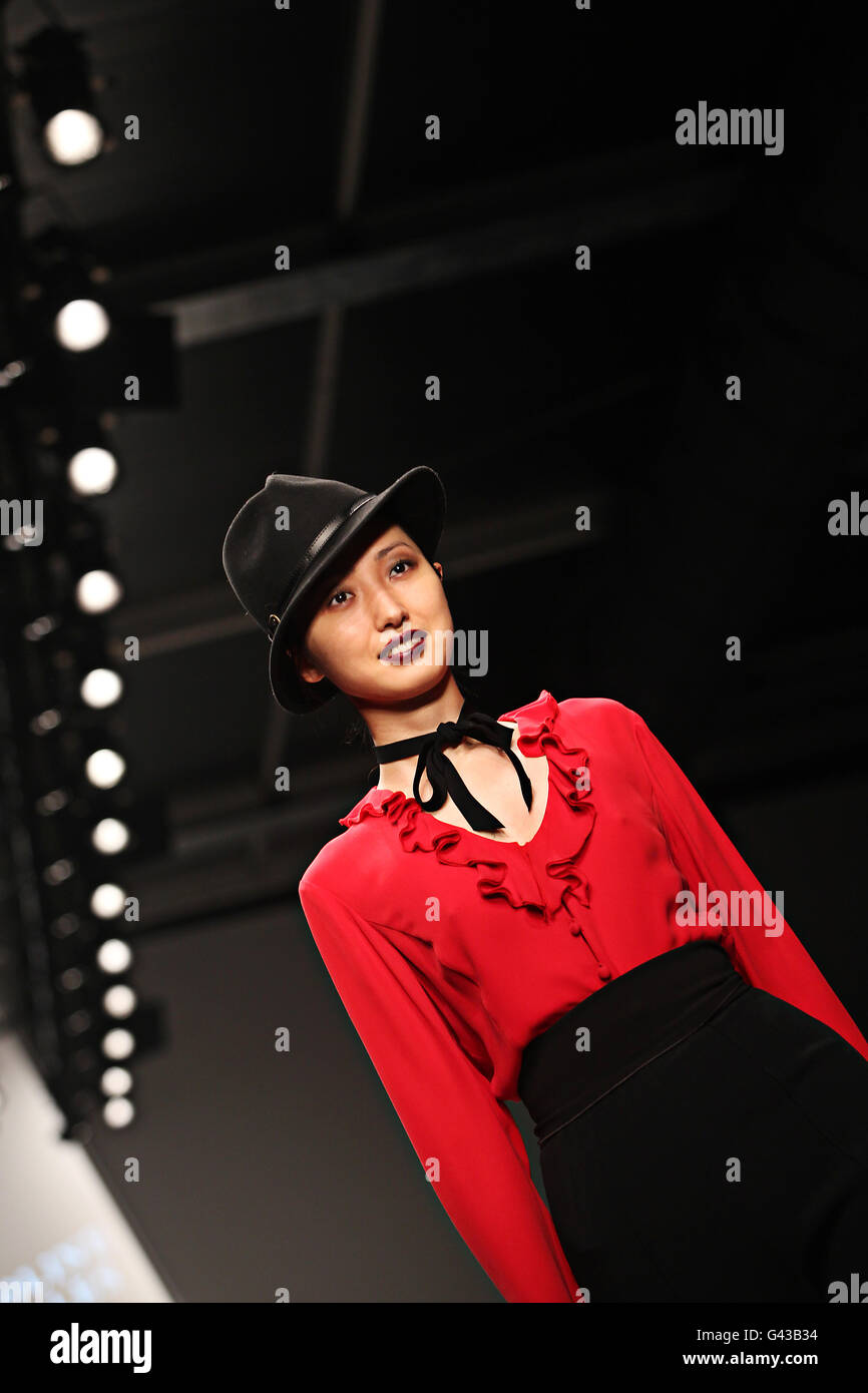 Caroline Charles Catwalk - London Fashion Week Stock Photo - Alamy