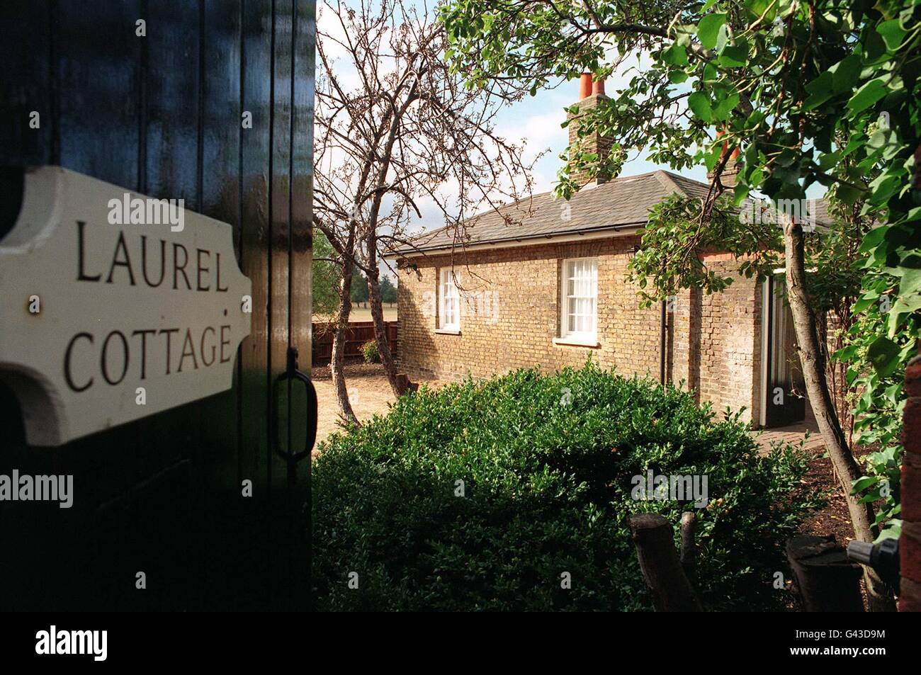 ROYAL COTTAGE LET Stock Photo - Alamy