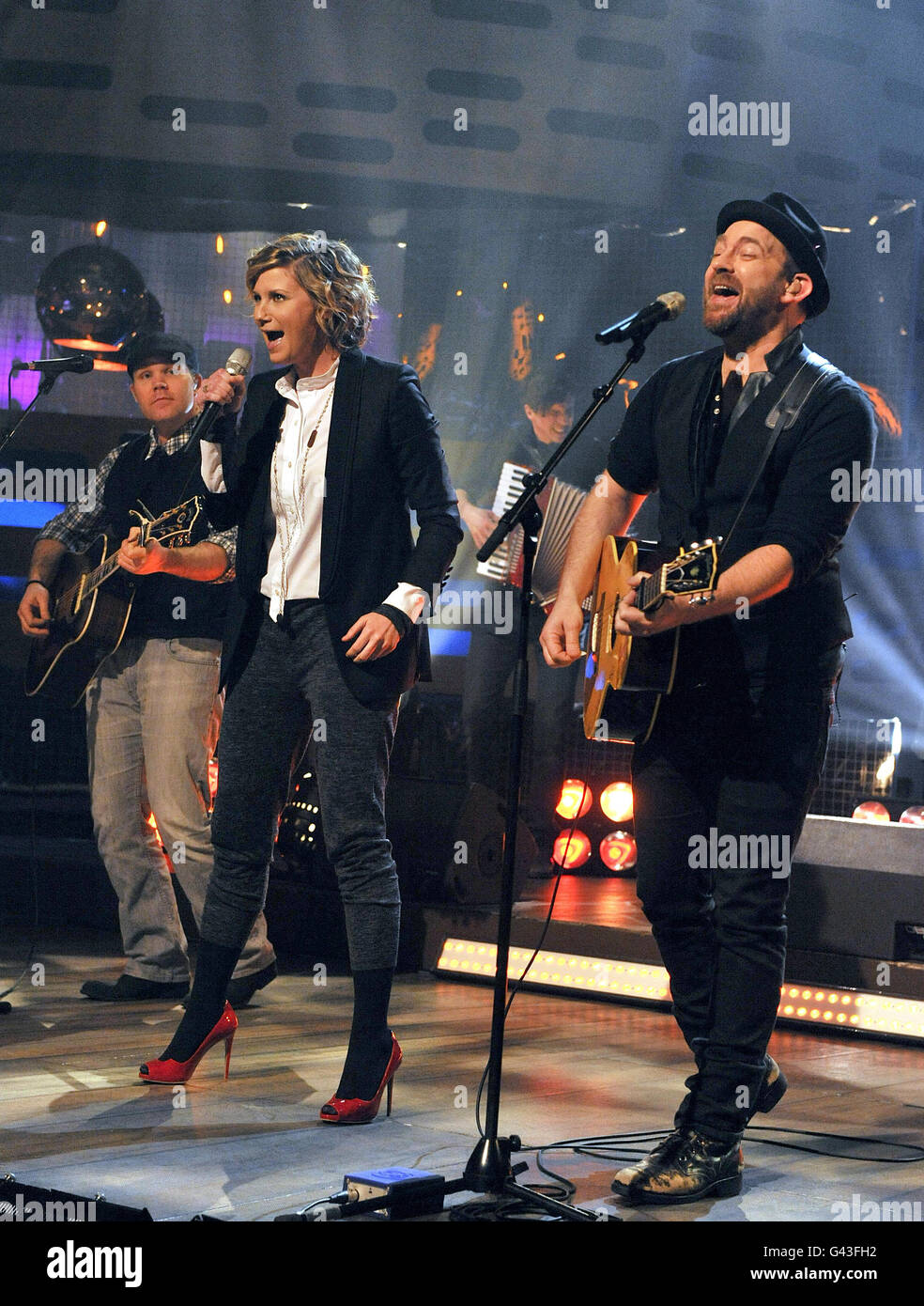 Kristian Bush and Jennifer Nettles of Sugarland perform during the ...