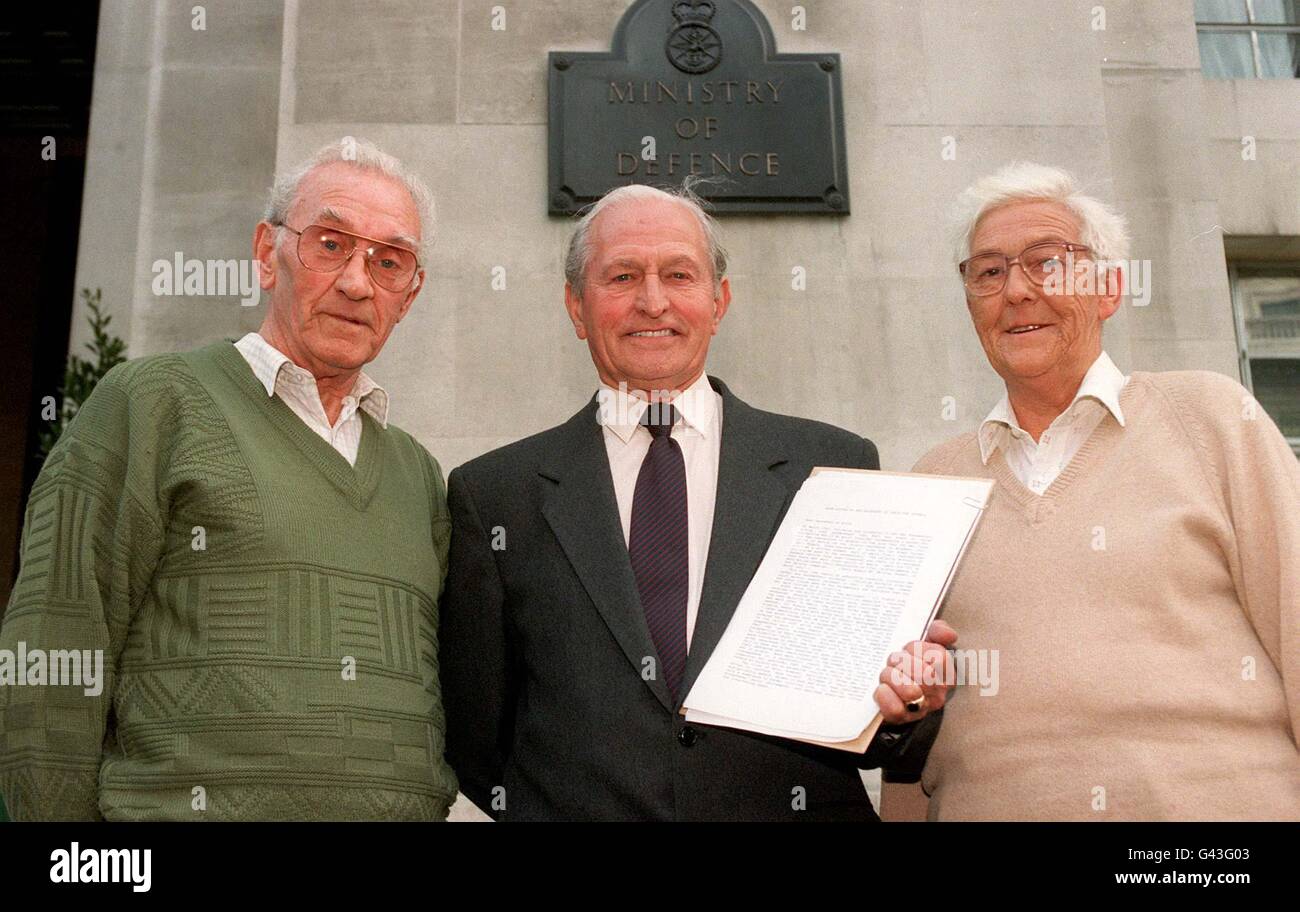 Old soldiers (L-R) Fred Jowett, from Yorkshire, Edwin Scott, from Ryton ...
