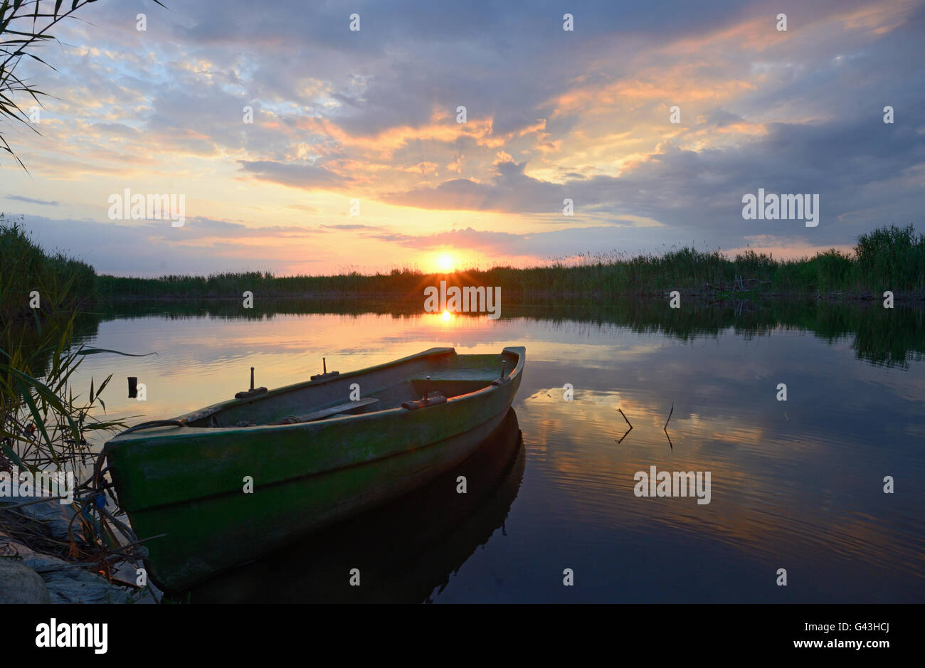 Boat in lake sky sunset boat hi-res stock photography and images - Alamy