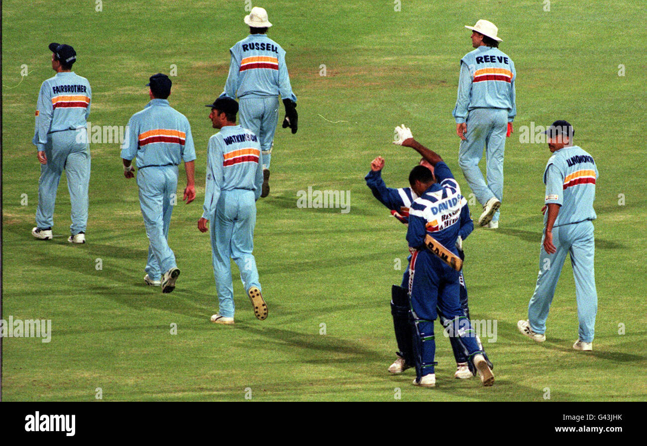 Eng Crick 5. England leave field Stock Photo - Alamy