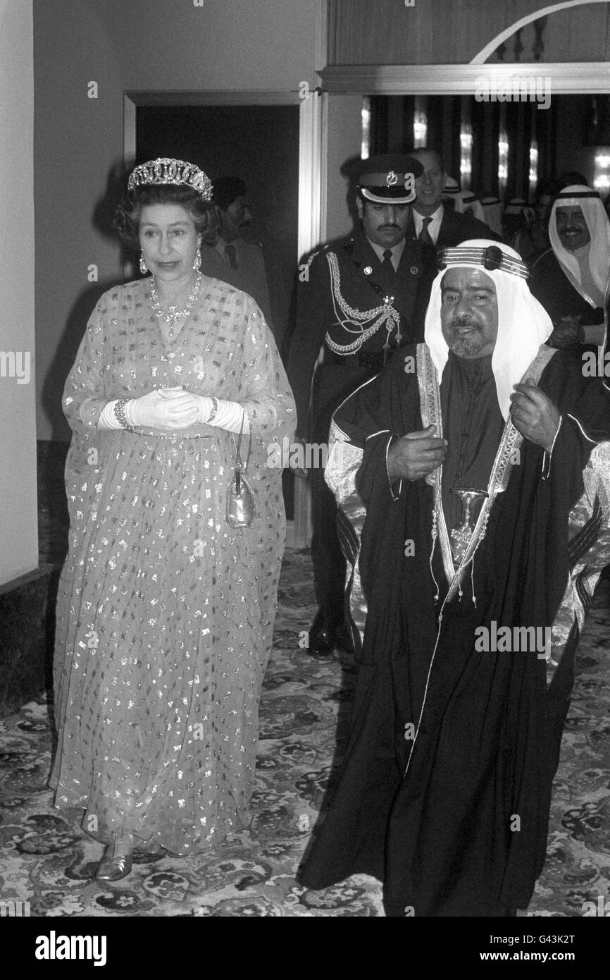 Queen elizabeth ii and the emir of bahrain Black and White Stock Photos ...
