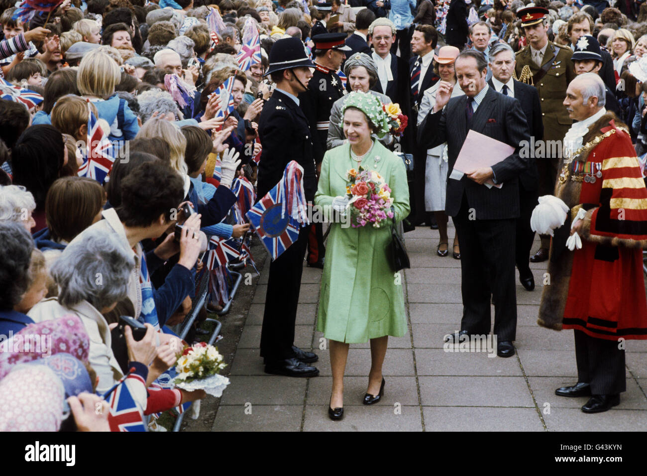 Queen elizabeth ii on walkabout among the in dudley hi-res stock ...