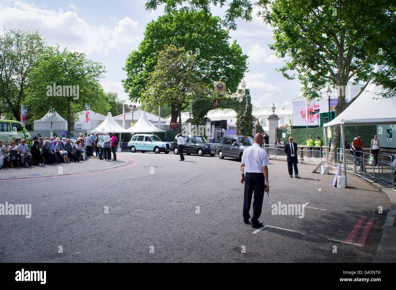 RHS Chelsea Flower Show 2016, Bull Ring Gate, floral arch Stock Photo ...