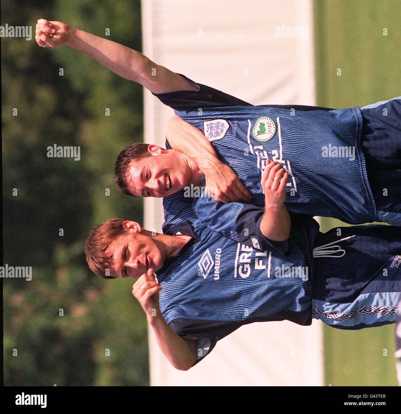 Teddy Sheringham (left) and Robbie Fowler celebrate Fowler's goal ...
