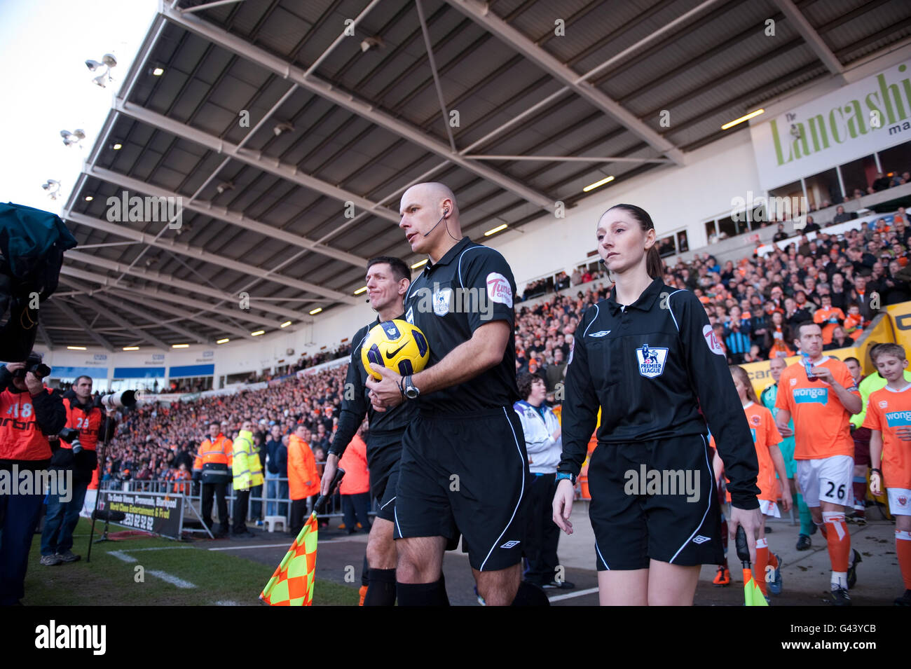 Referee Howard Webb (centre) with Assistant referee Sian Massey (right ...