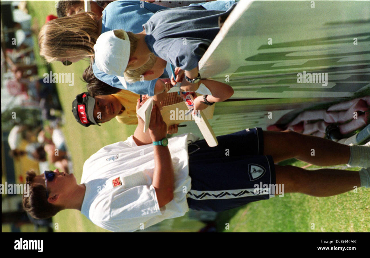 Eng Crick 5. Gough signs autographs Stock Photo - Alamy