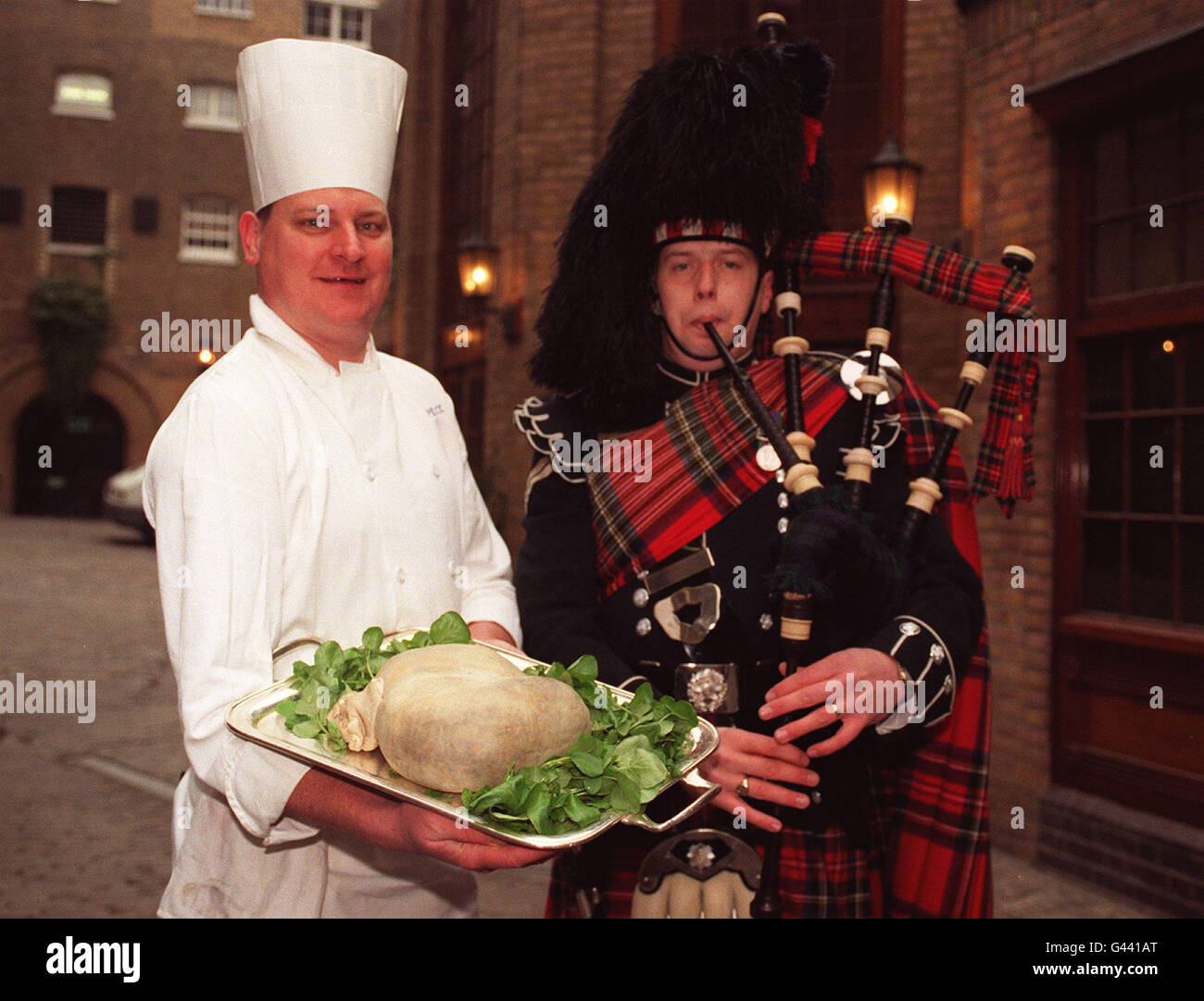 Chef Steve Peck (l) and Scots Guard Stuart Machenzie (r) with a giant ...