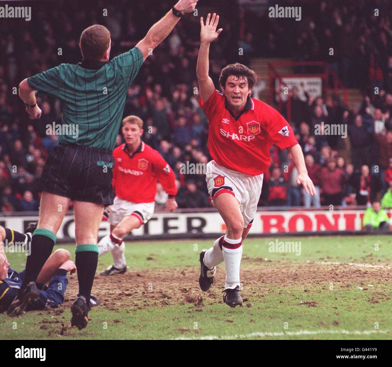 Sport football celebrating roy keane hi-res stock photography and ...