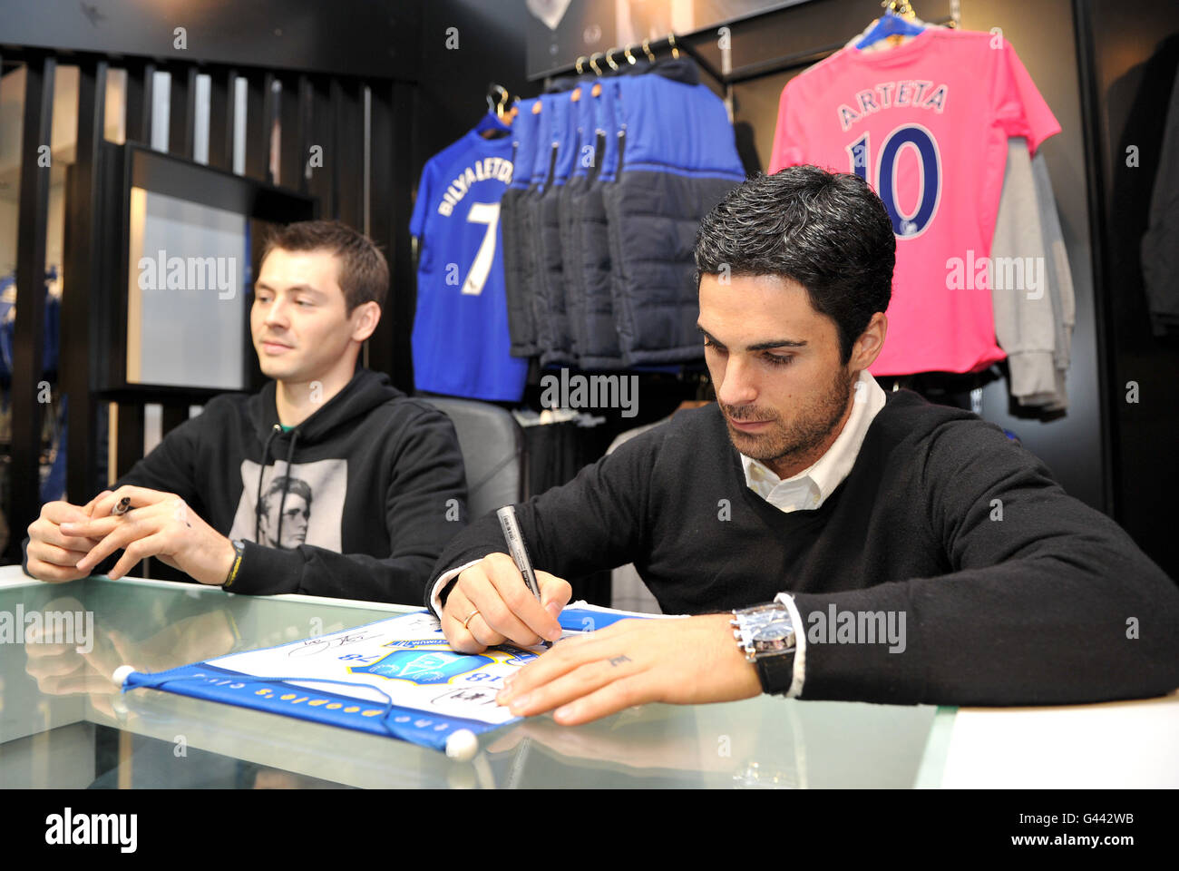 Soccer players shopping hi-res stock photography and images - Alamy