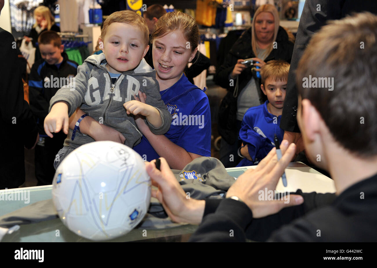 Soccer players shopping hi-res stock photography and images - Alamy