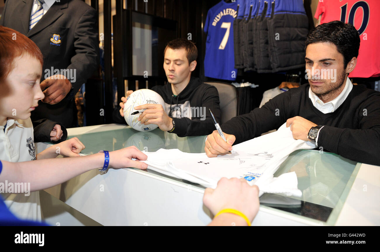 Soccer players shopping hi-res stock photography and images - Alamy