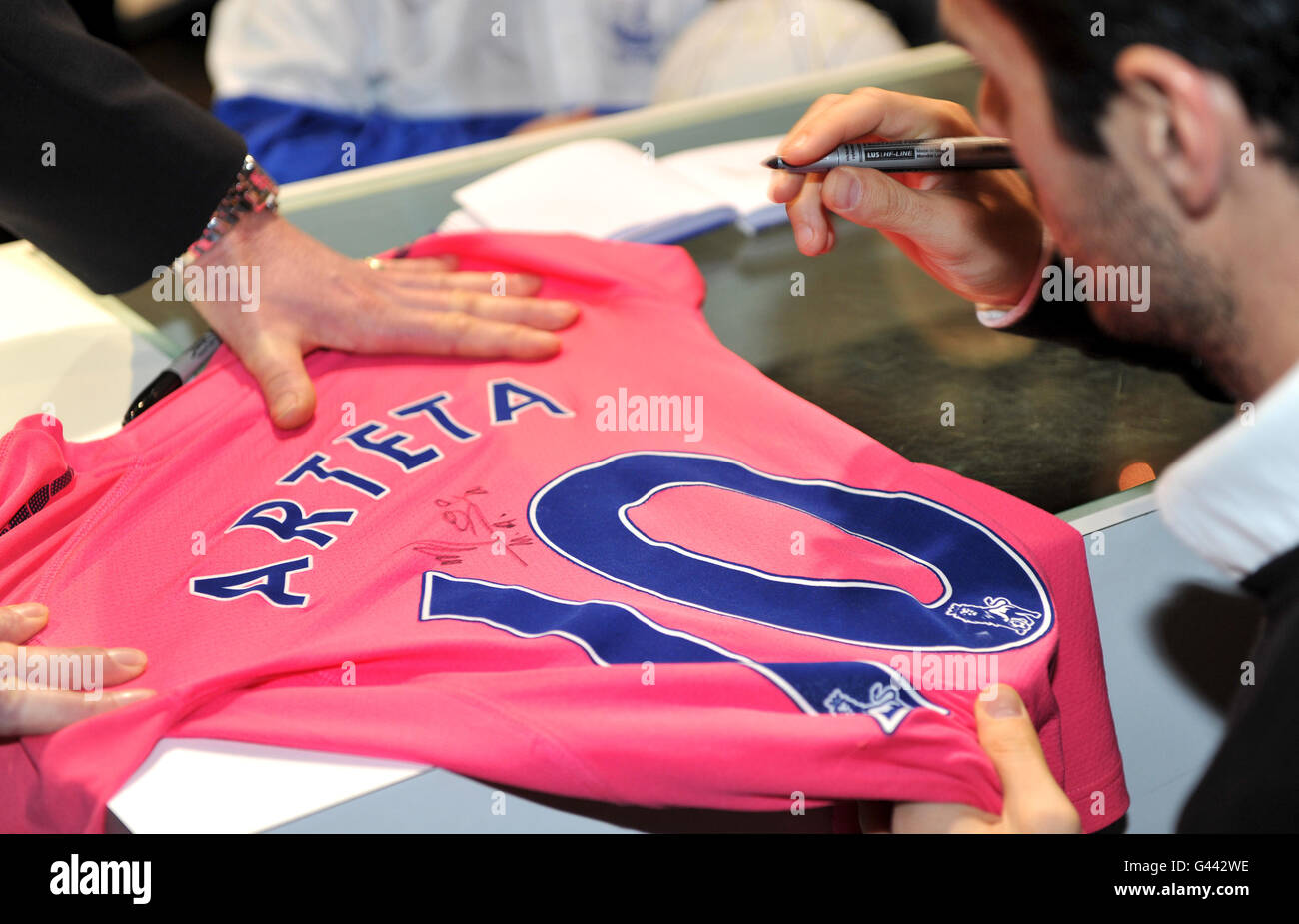 Soccer players shopping hi-res stock photography and images - Alamy