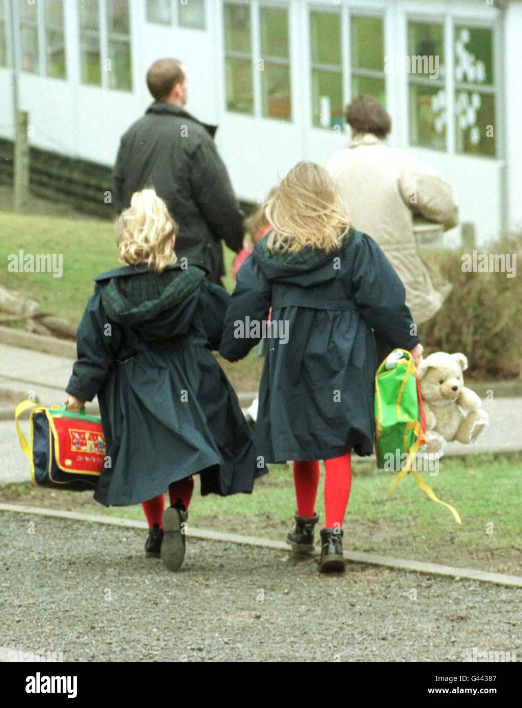 CHILDREN RETURN TO DUNBLANE SCHOOL Stock Photo - Alamy