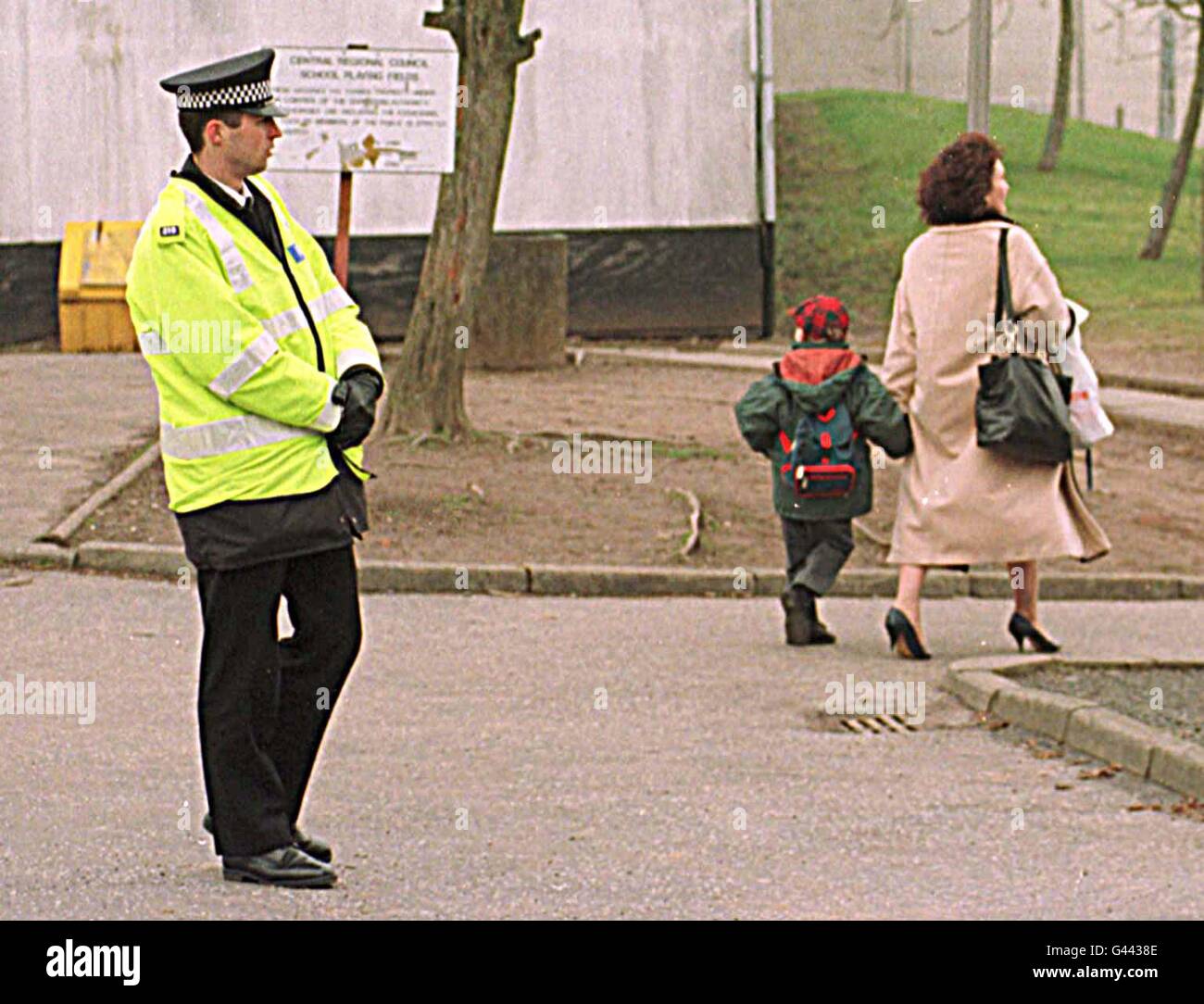 CHILDREN RETURN TO DUNBLANE SCHOOL Stock Photo - Alamy