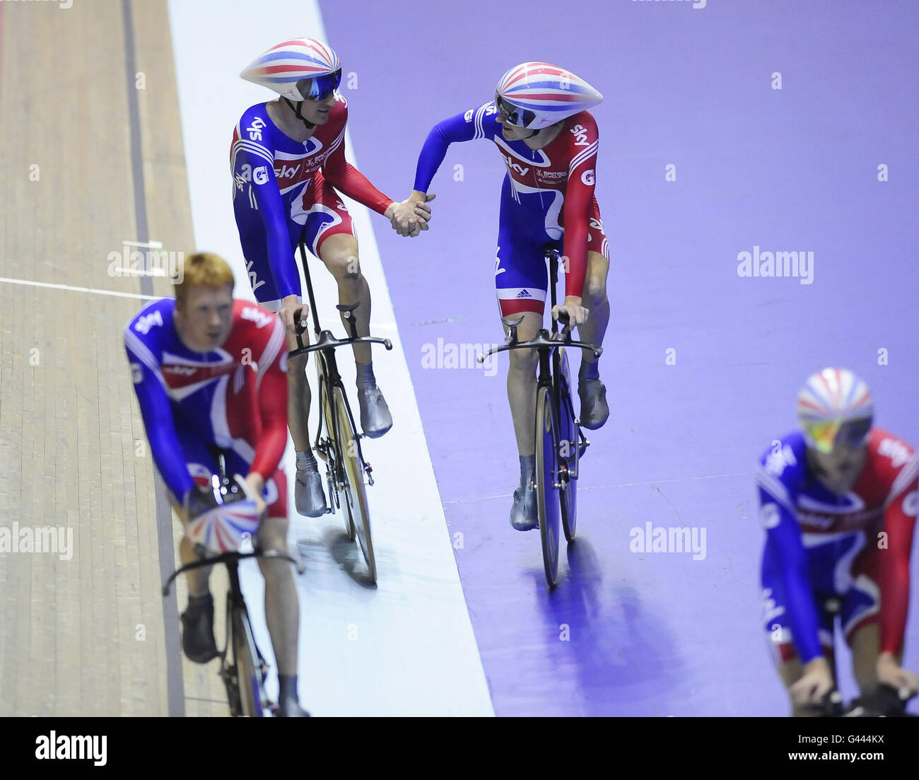 Bradley Wiggins(back left ) shakes hands with Geraint Thomas with ...