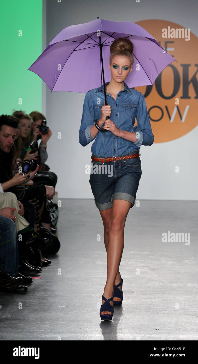 LOOK Catwalk - London Fashion Week Stock Photo - Alamy