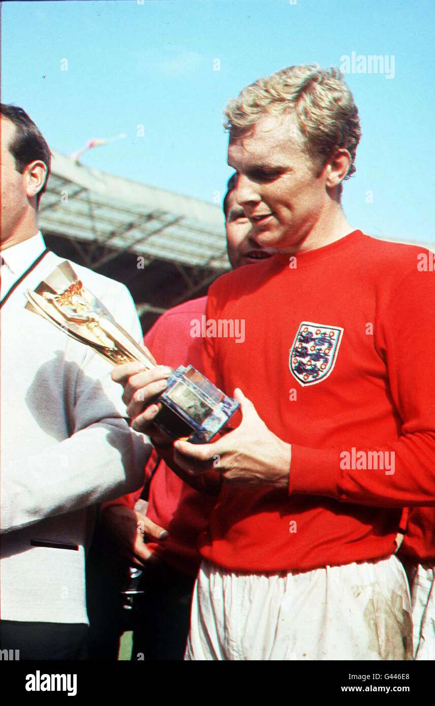 1966 bobby moore world cup trophy hi-res stock photography and images ...