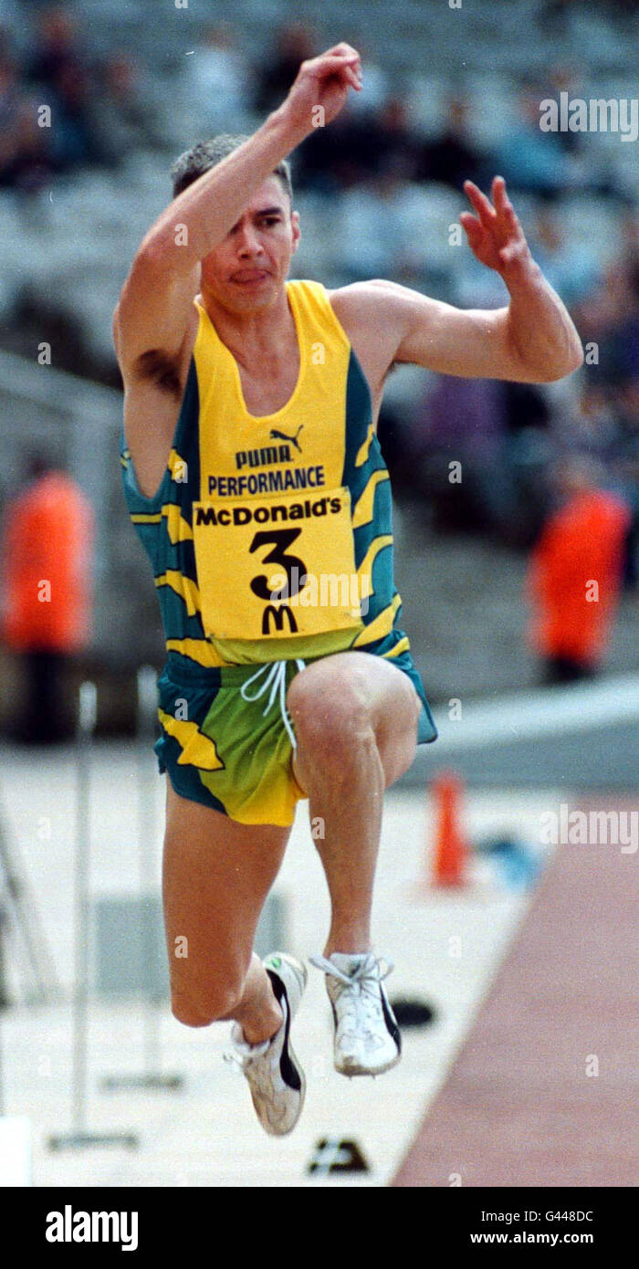 Athletics action jonathan edwards hi-res stock photography and images ...