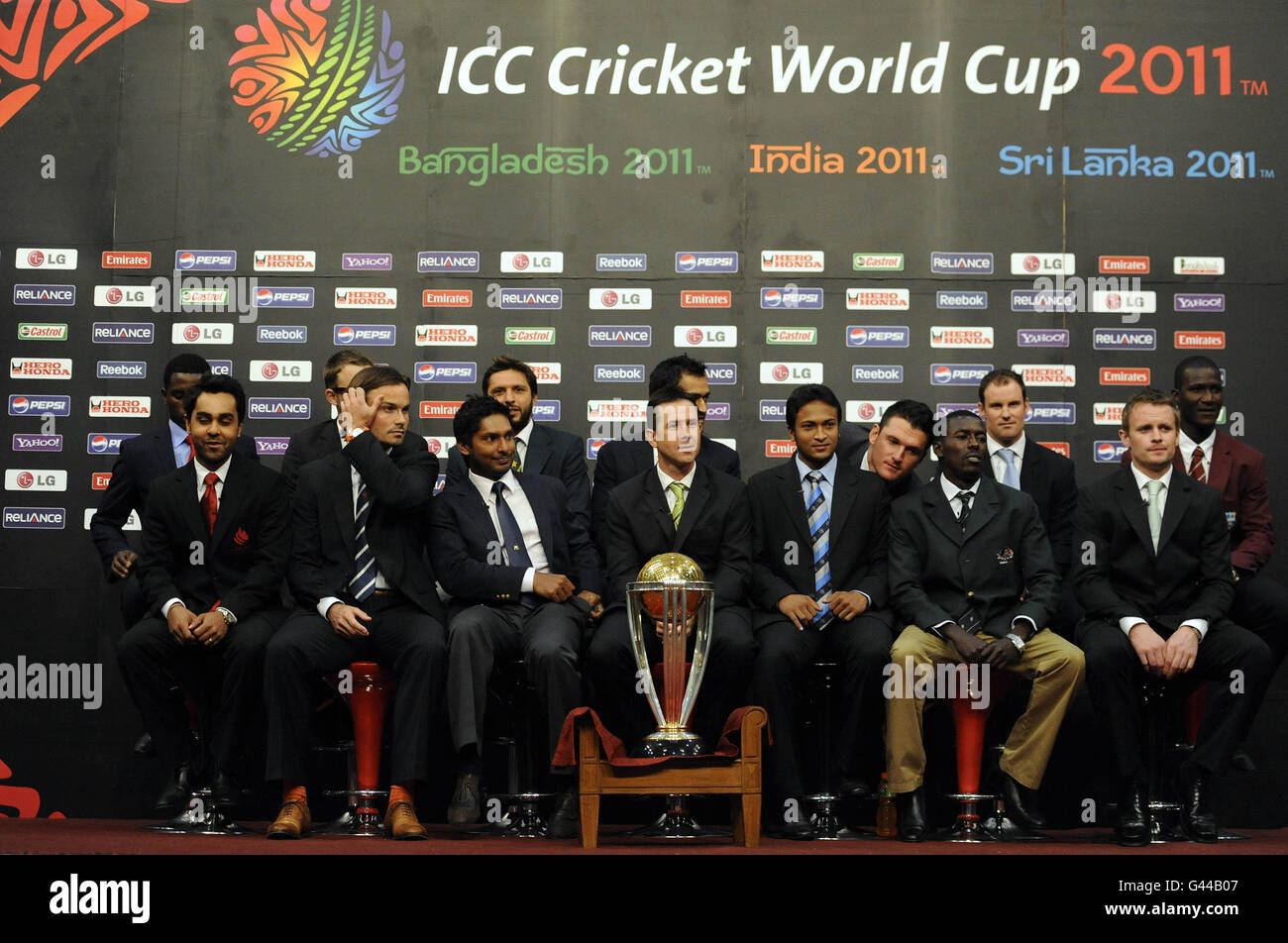 Ms dhoni 2011 world cup trophy hi-res stock photography and images - Alamy