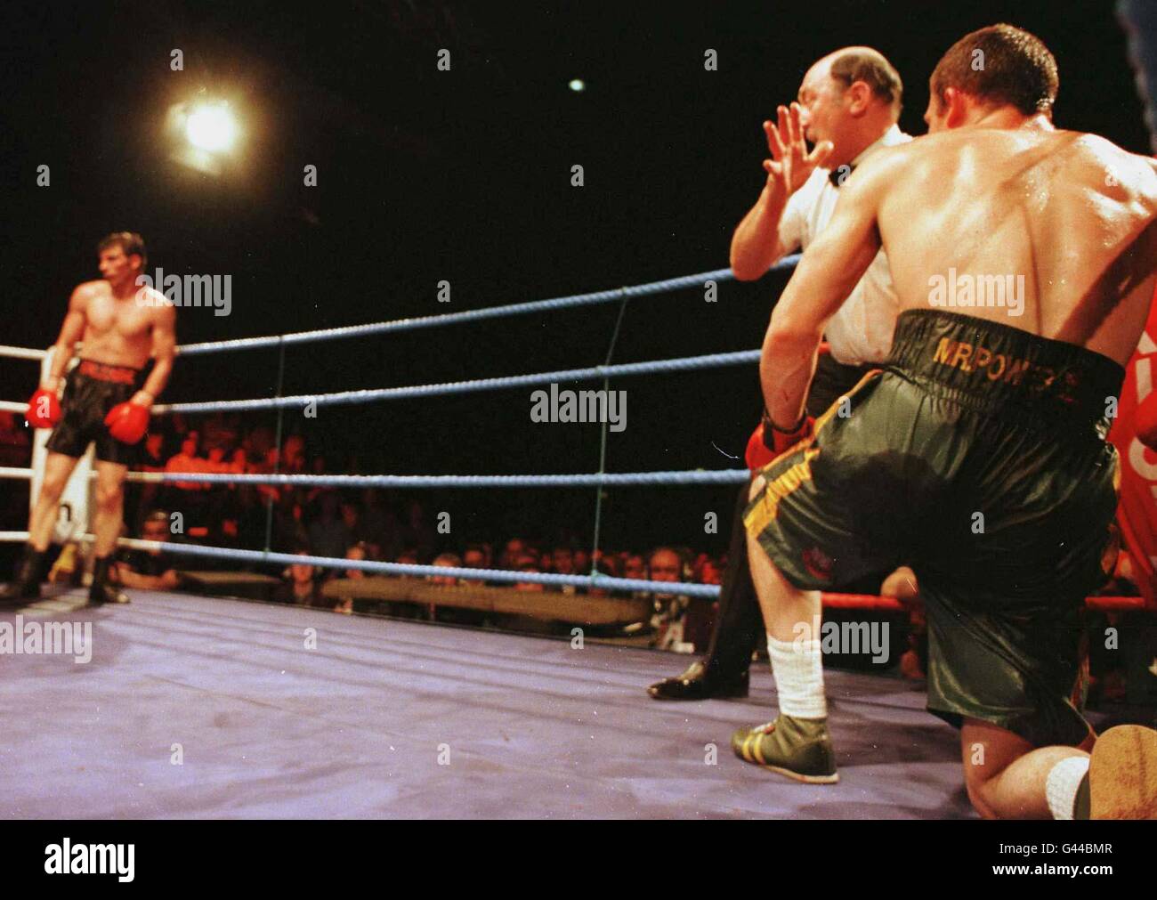 Boxing referee counting hi-res stock photography and images - Alamy