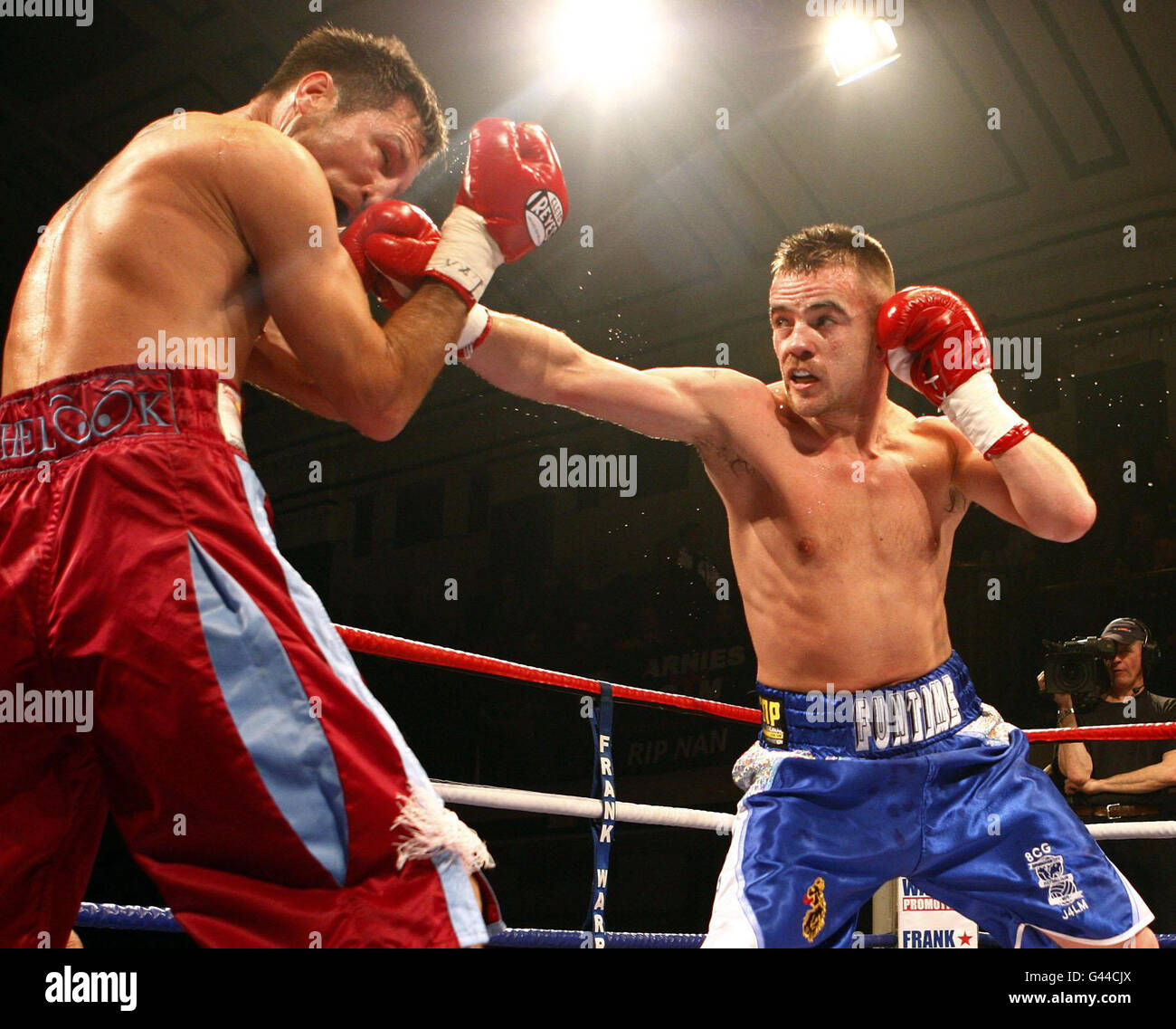 Boxing london half length mid punching mangsk hi-res stock photography ...