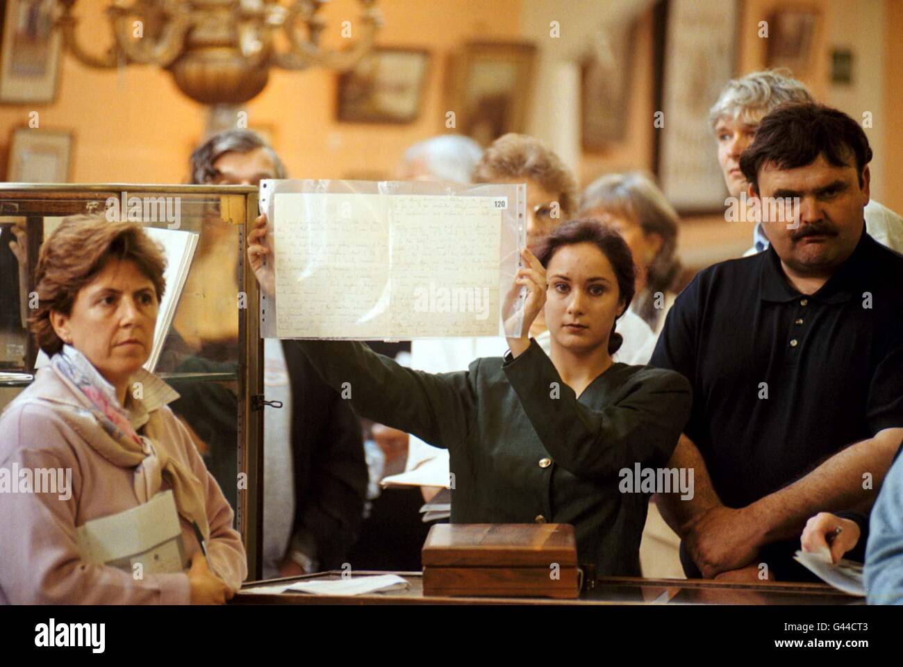 Queen elizabeth letter auction hi-res stock photography and images - Alamy