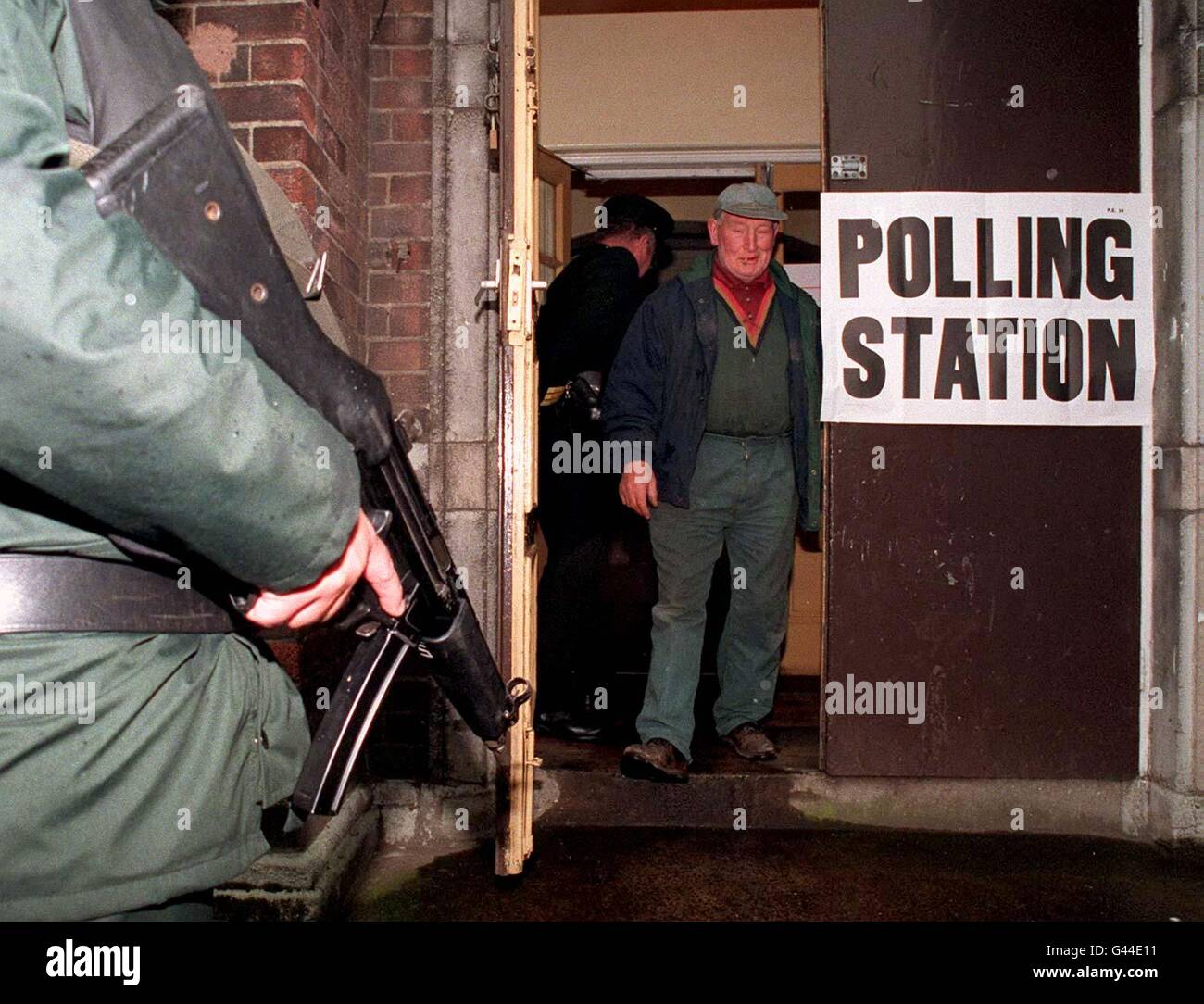 Northern ireland outside which ruc officer hi-res stock photography and ...