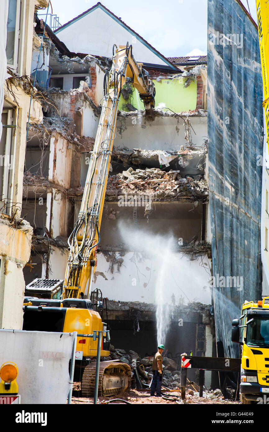 Crane dismantling work hi-res stock photography and images - Alamy