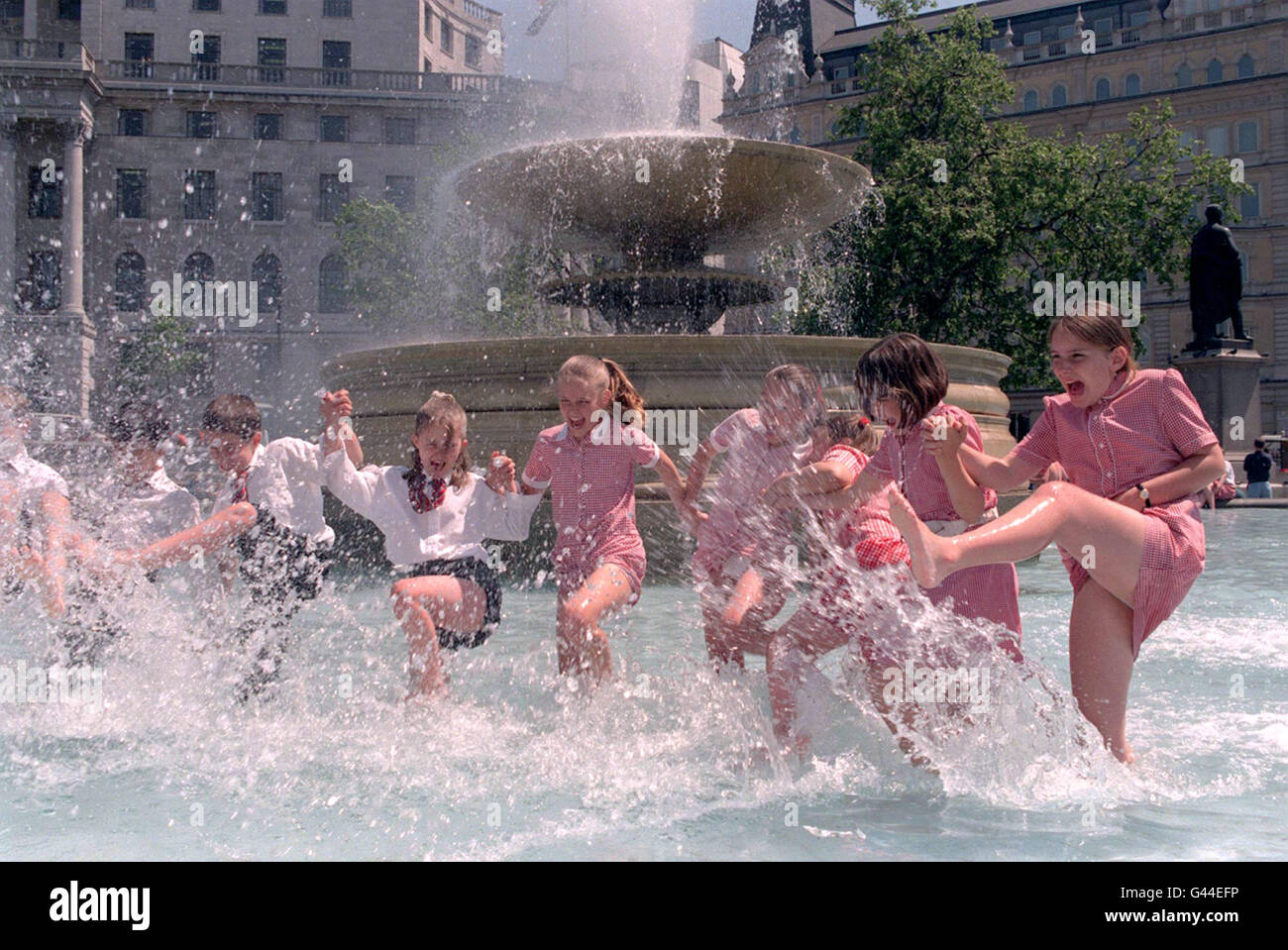 Weather - Summer Scenes - Trafalgar Square Stock Photo - Alamy