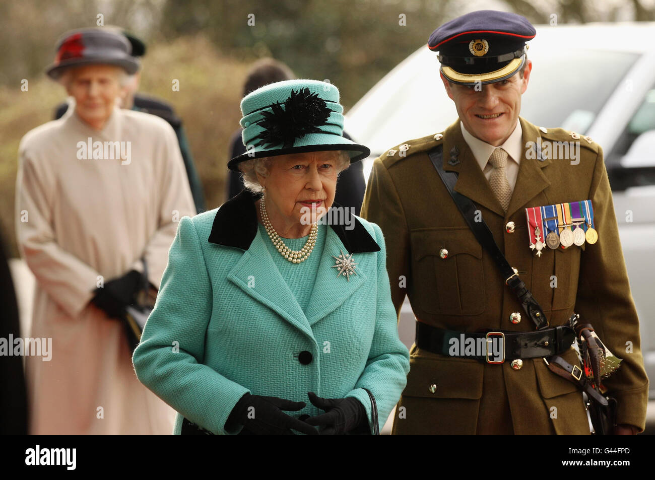 Queen visits 36 engineers regiment queens gurkha engineers hi-res stock ...