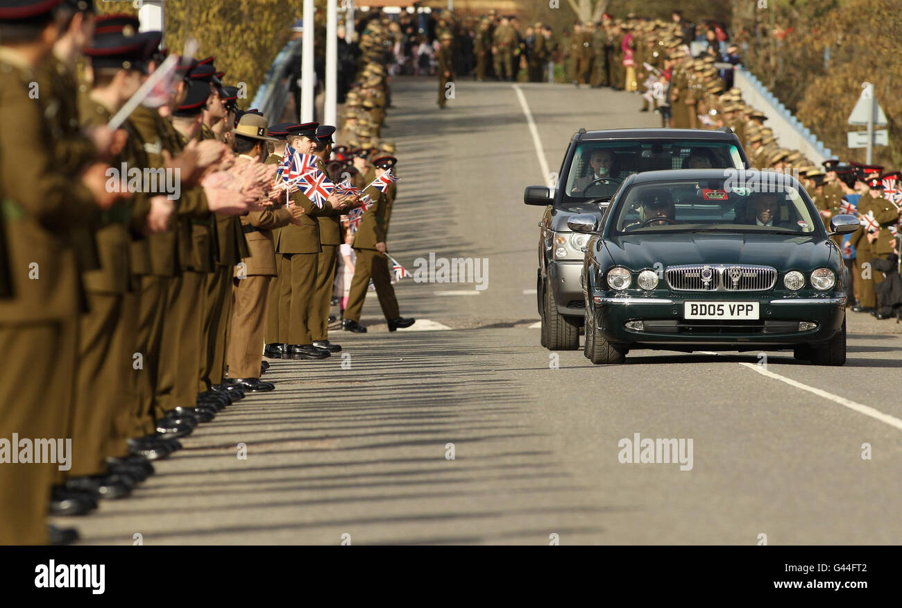 Queen visits 36 Engineers Regiment and The Queen's Gurkha Engineers ...