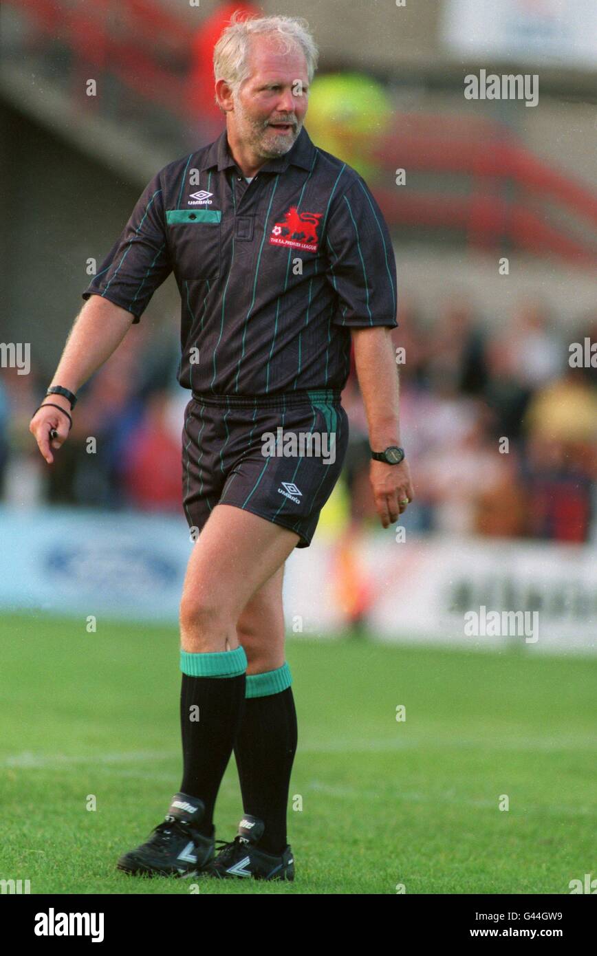 SOCCER. ROGER GIFFORD, REFEREE Stock Photo - Alamy