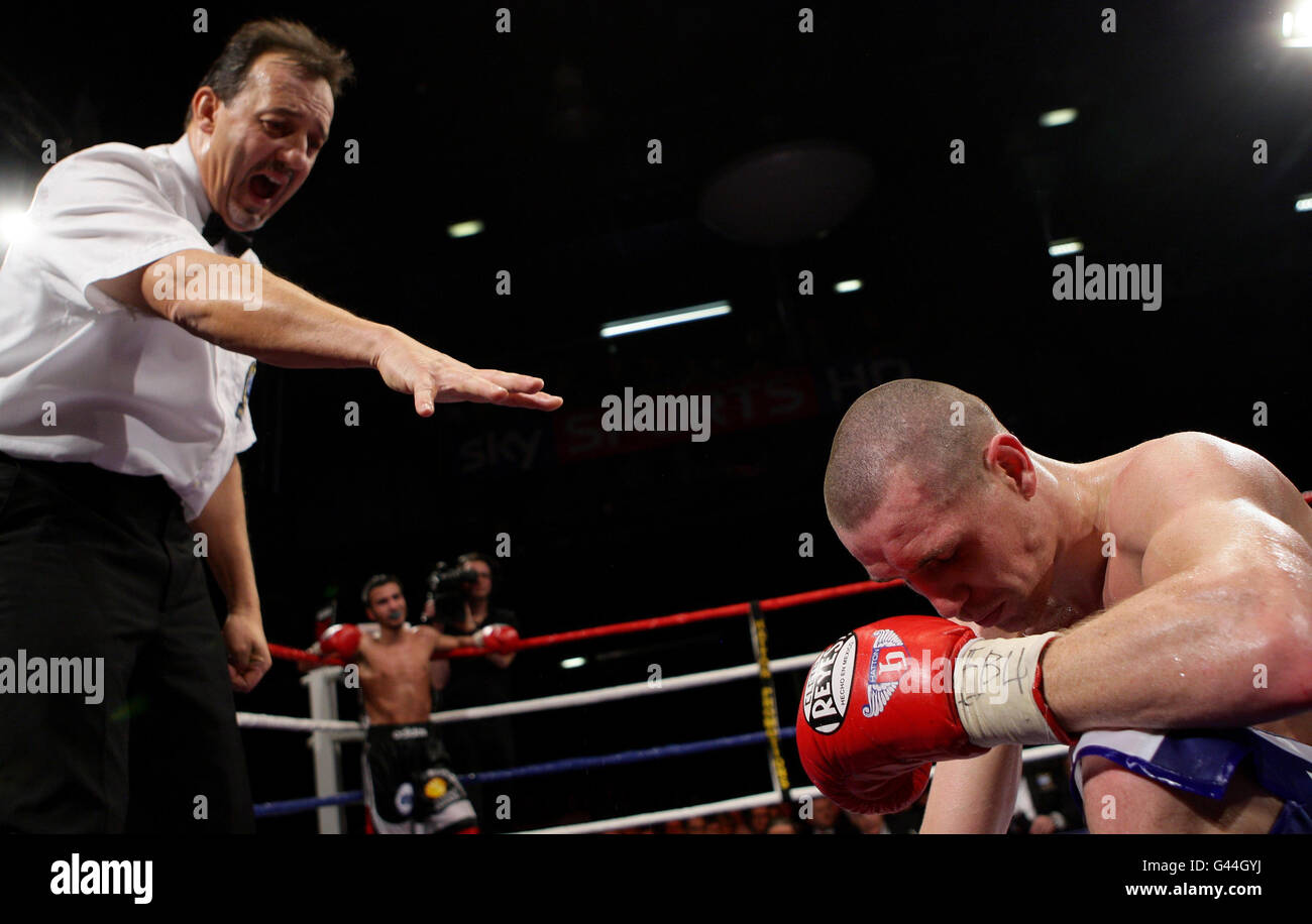 Boxing referee count hi-res stock photography and images - Alamy
