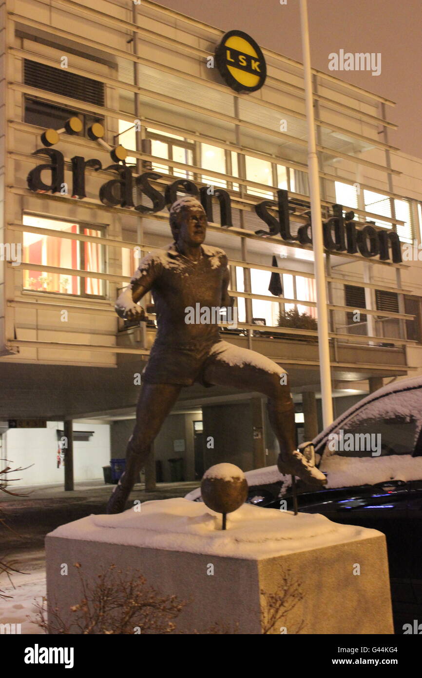 Tom Lund statue in front of Åråsen stadium Stock Photo - Alamy