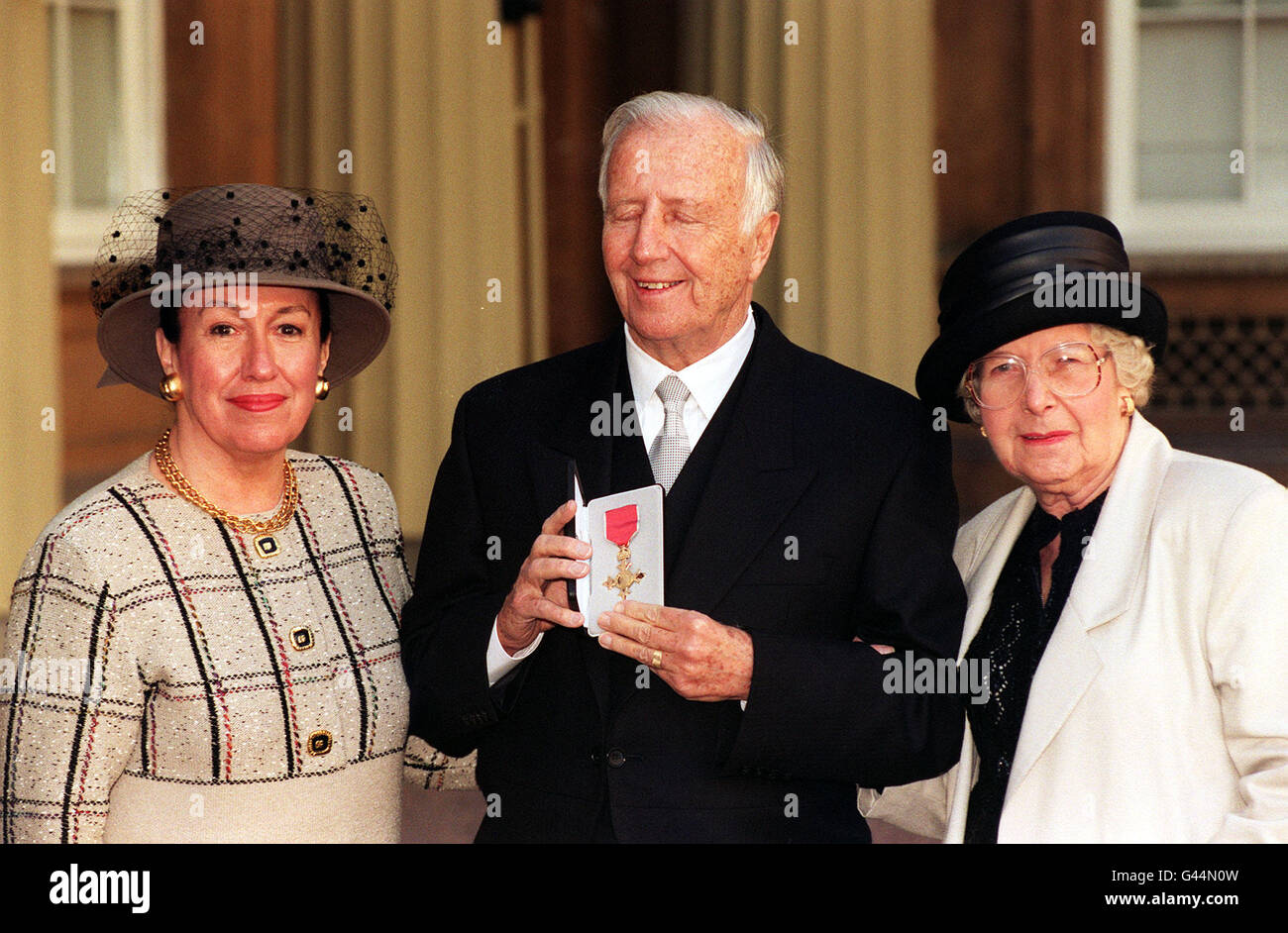 Blind pianist George Shearing with his wife Ellie (l) and sister ...