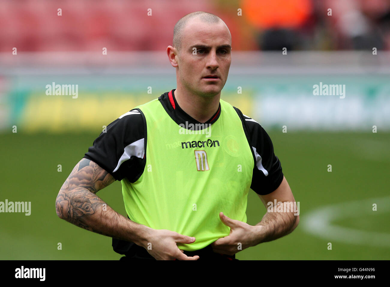 Charlton athletics alan mccormack warms up before kick off hi-res stock ...