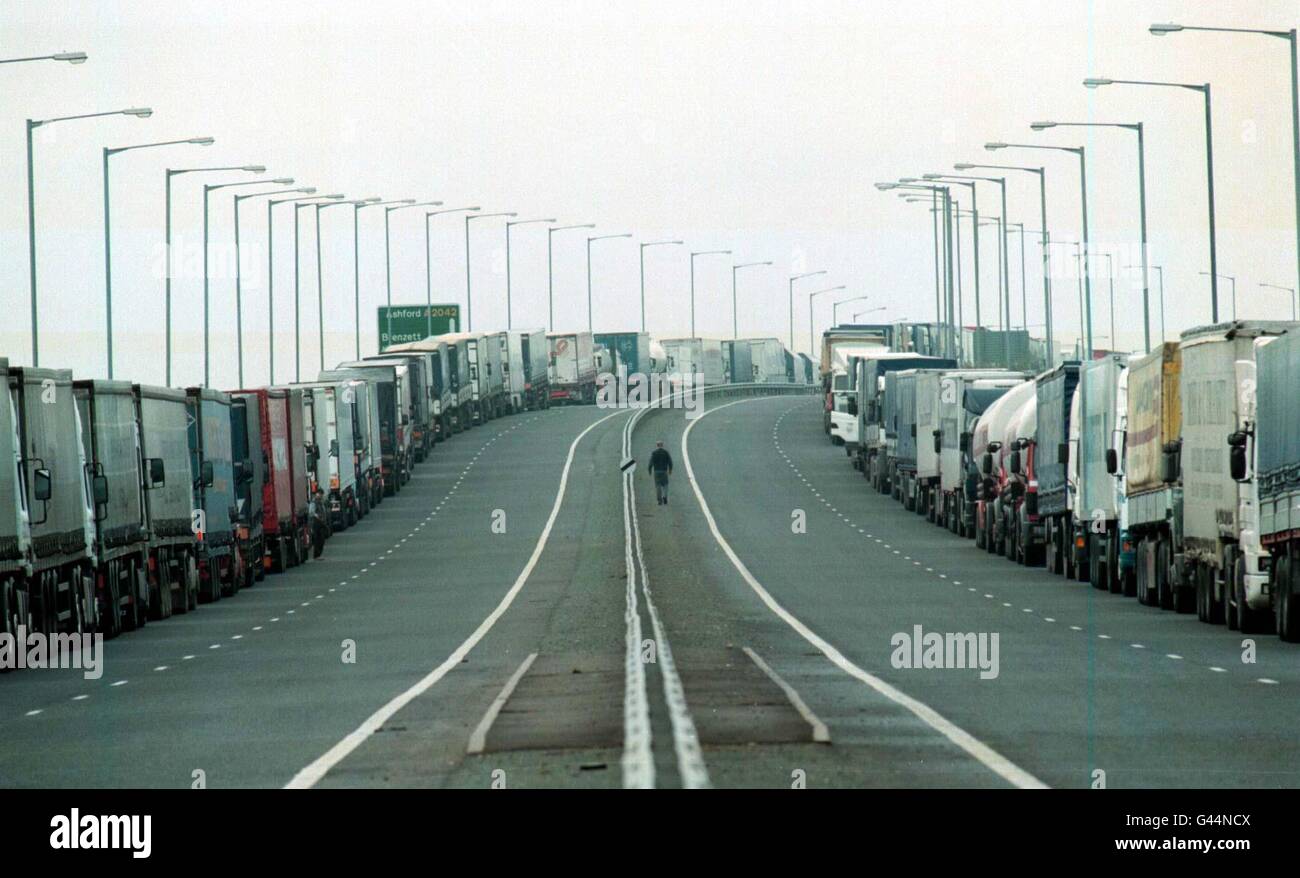 Ashford lorry queue Stock Photo - Alamy